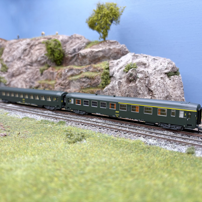 2 voitures UIC Y A4B5, mixte 1/2CL et B10 2CL, logo jaune encadré, SNCF ...