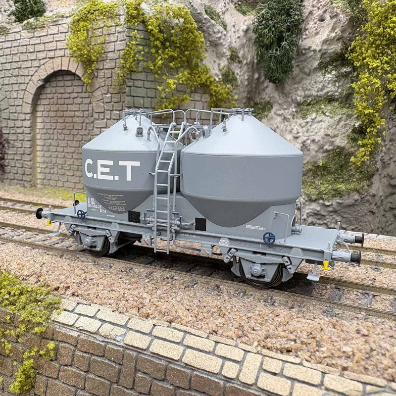 R37 43112 - Wagon cimentier 2 essieux, décoration "C.E.T.", SNCF