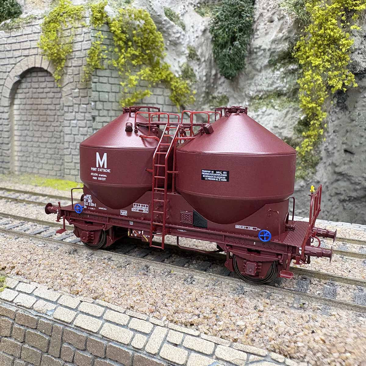 R37 43116 - Wagon cimentier 2 essieux, décoration "M", SNCF