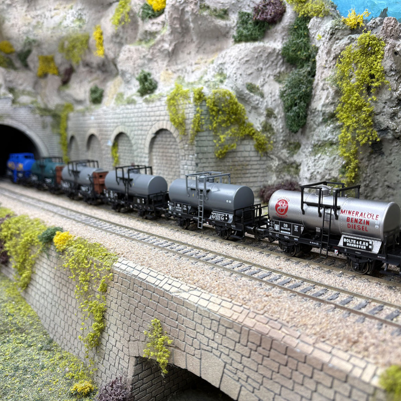 6 wagons citernes courts, 2 essieux, "BP, DEA, HOBUM, EVA, BOLTE",DB ...
